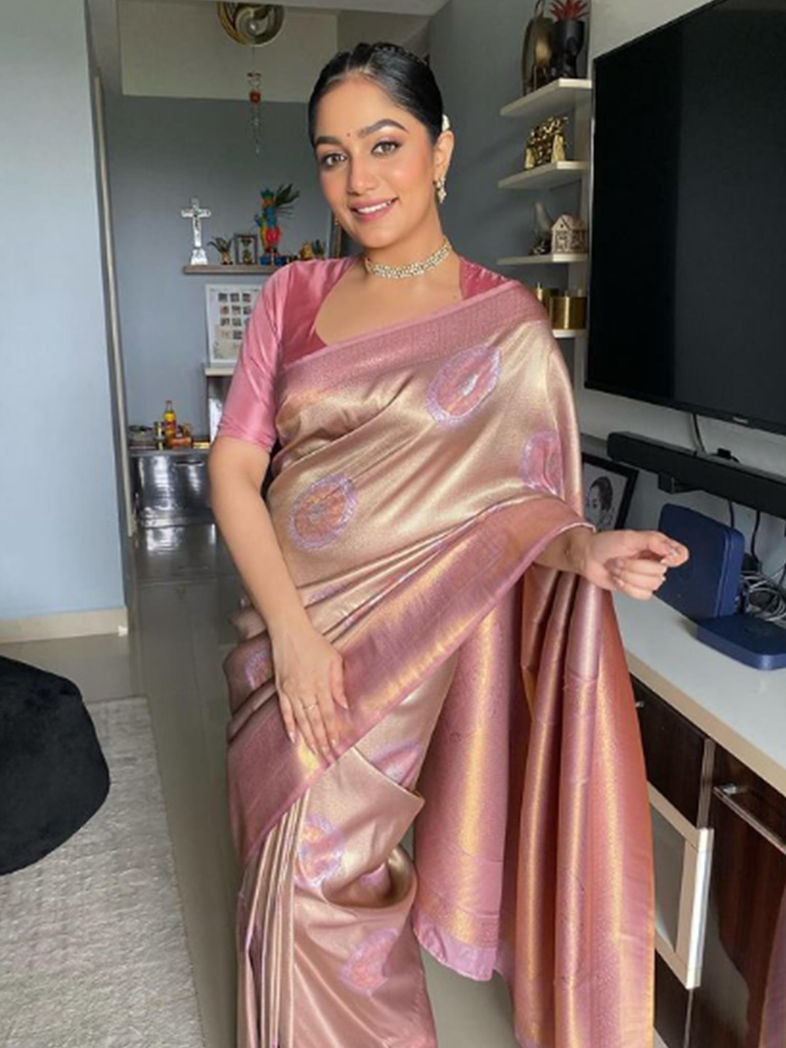 സാരിയിലൂടെ രക്ഷപ്പെട്ടു! സംരംഭകയുടെ വിജയത്തിന്റെ ലക്ഷണമുണ്ട്, സാരിയില്‍ അതീവ സുന്ദരിയായി ആര്യ ...