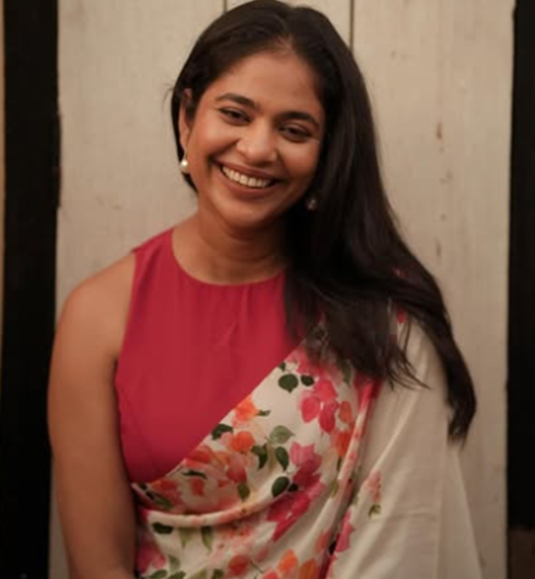 പൂക്കളെക്കാളും മനോഹരം, ബോഗയന്‍വില്ല സാരിയും? നടി ശ്രീന്ദയുടെ പുത്തന് ...