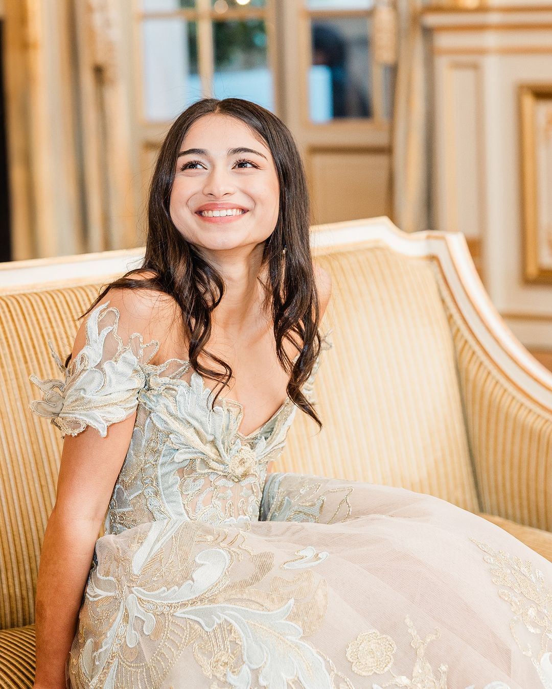 Ananya Panday's Sister Rysa Panday's Dreamy Debut At The Le Bal Des Debutant 2024, Poses With ...