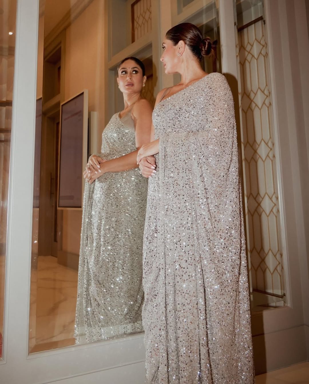 Kareena Kapoor's Sequined Sabyasachi Saree At Filmfare OTT Awards Becomes Internet Favorite For ...