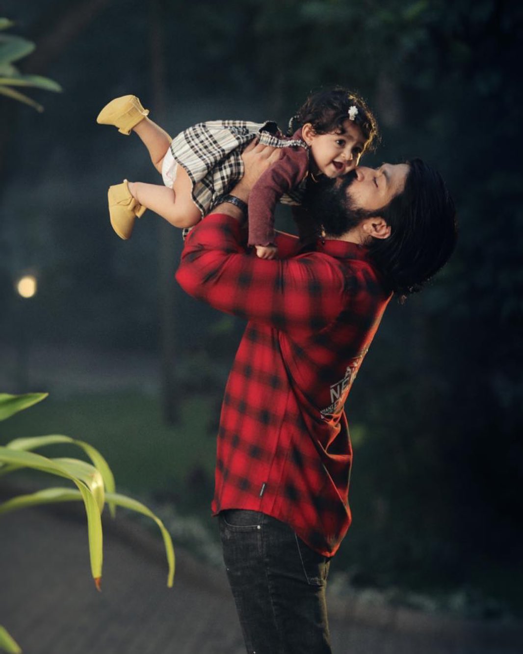 KGF Star Yash's Darling Daughter Turns 6, Unseen PICS Of Baby Ayra With ...