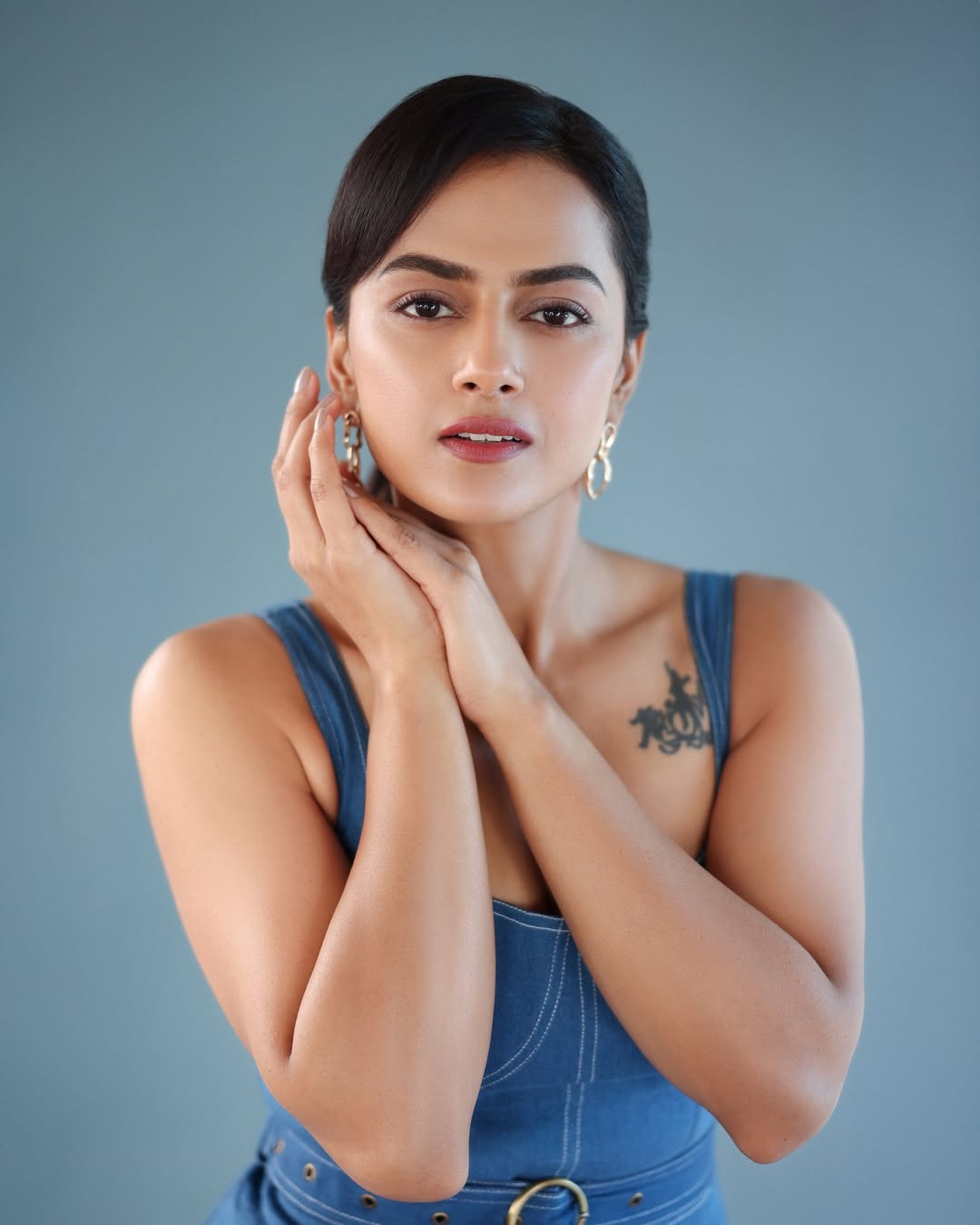 Shraddha Srinath: கைய வெச்சு மறைச்சாலும் கட்டழகு தெரியுது.. சிம்பிள் ...