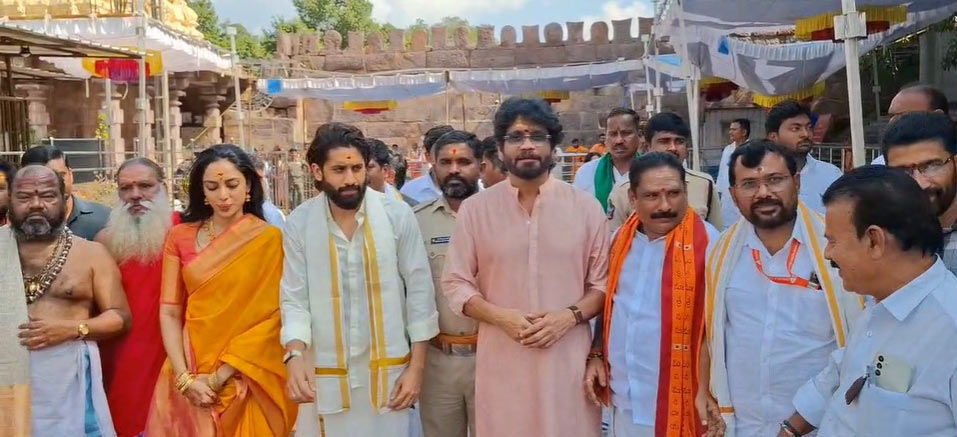 Newly Married Naga Chaitanya And Sobitha Visit Srisailam Mallikarjuna ...
