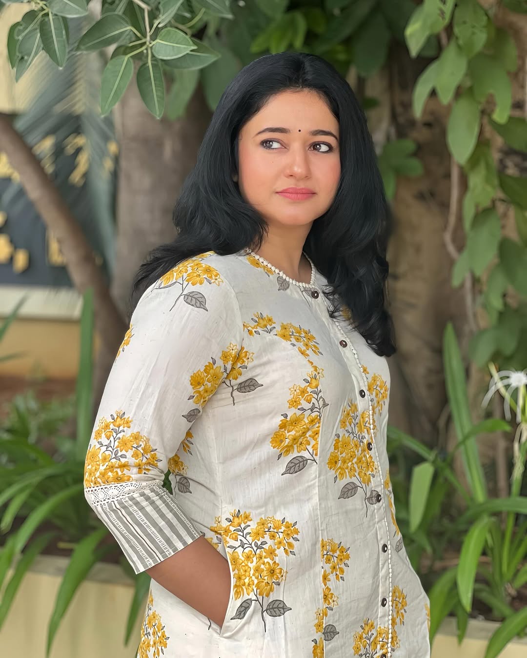 Poonam Bajwa: சிரிப்பில் ரசிகர்கள் மனதை சிதறடிக்கும் பூனம் பாஜ்வா ...