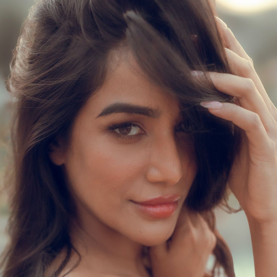 Poonam Pandey: போர்வைக்குள் வர ரெடியானு கேட்கும் பூனம் பாண்டே.. போட்டோ ...