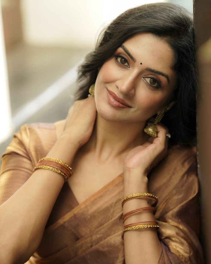 Vimala Raman's Elegant Saree Photoshoot: Timeless Beauty And Grace ...