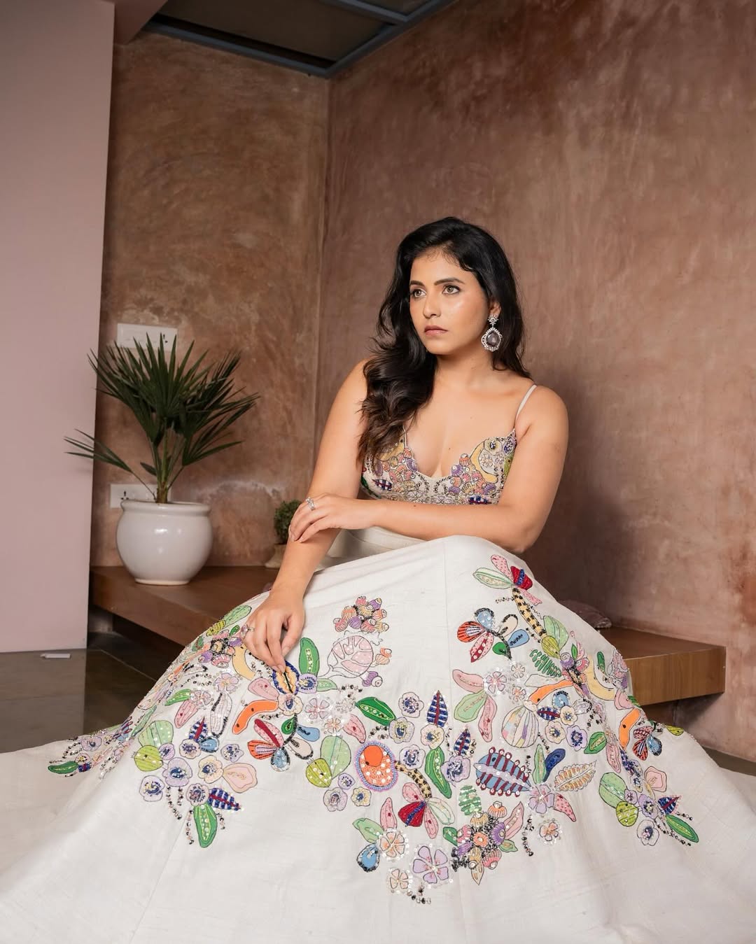 Anjali's Stunning Ensemble: A Fusion of Modernity and Tradition - Filmibeat