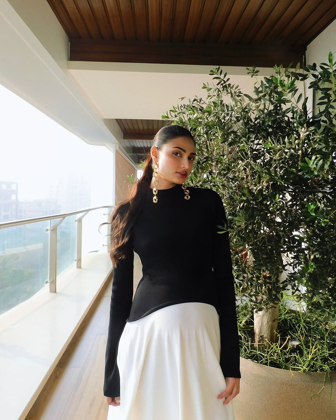 Athiya Shetty Radiates Joy As She Flaunts Baby Bump In Latest ...