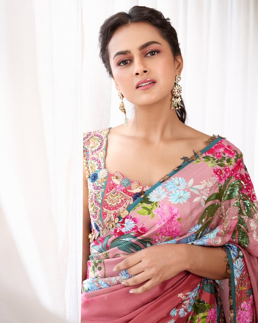 shraddha Srinath: శారీలో మెరిసిపోతున్న డాకు బ్యూటీ.. ఆ అందాలు చూస్తే ...