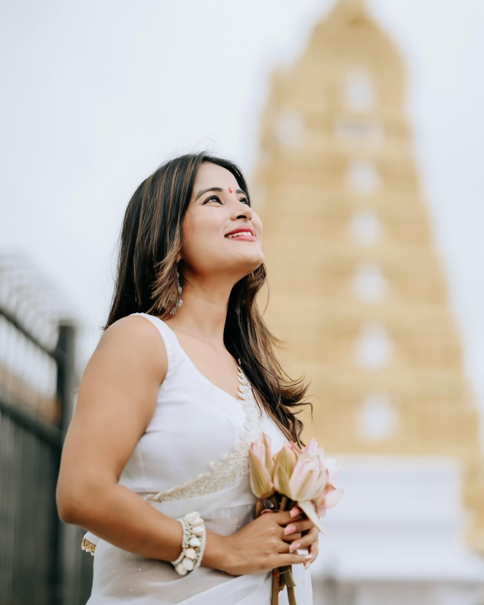 Big Boss Kannada Fame Anusha Rai's Elegant Look With Lotus Flowers ...