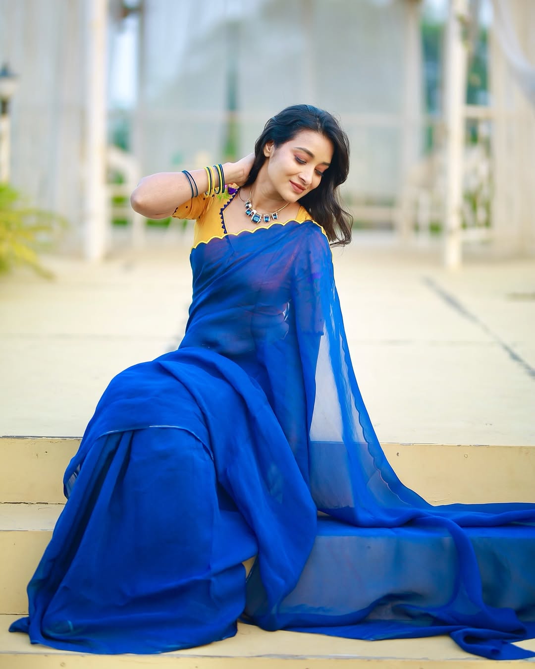 అదరహో అనిపించేలా భానుశ్రీ అందాలు.. చీరకట్టులో వొంపులు చూపిస్తూ | Bigg ...