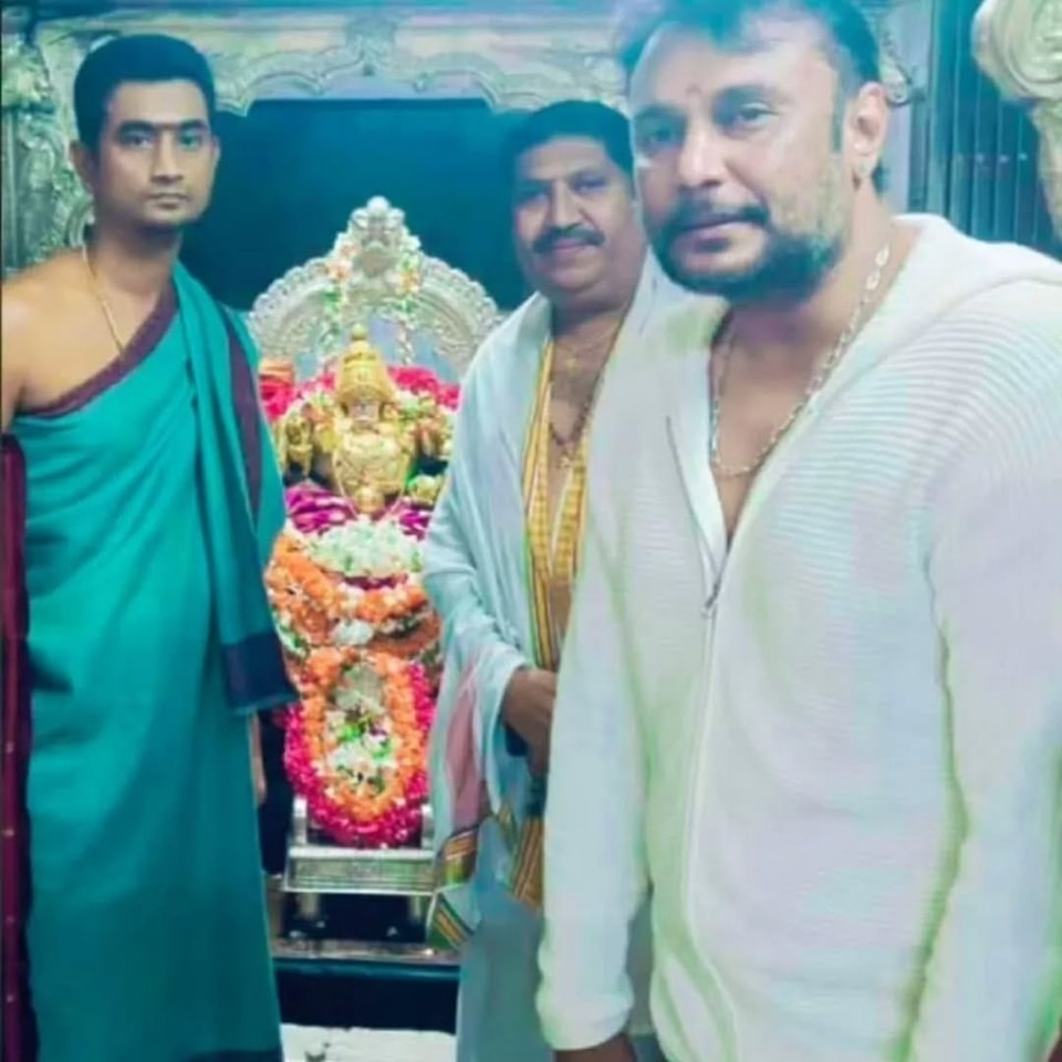Challenging Star Darshan and Wife Vijayalakshmi Seek Blessings from ...