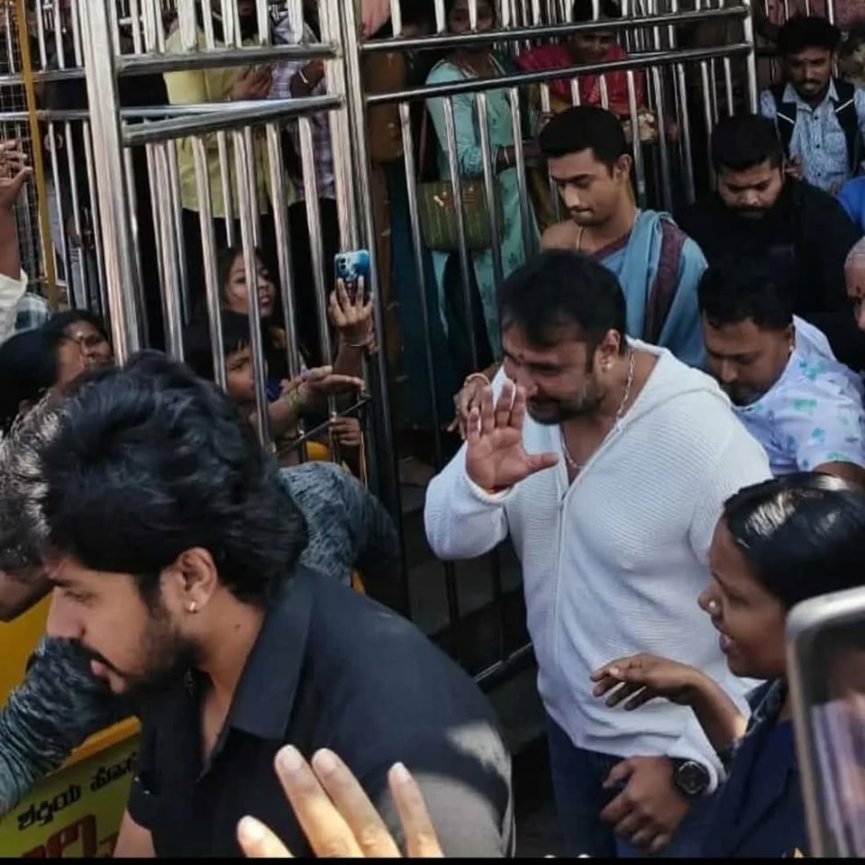 Challenging Star Darshan and Wife Vijayalakshmi Seek Blessings from ...