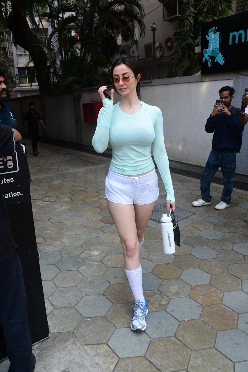 Georgia Andriani Spotted At Matrix Studio For Gym In Mumbai - Filmibeat