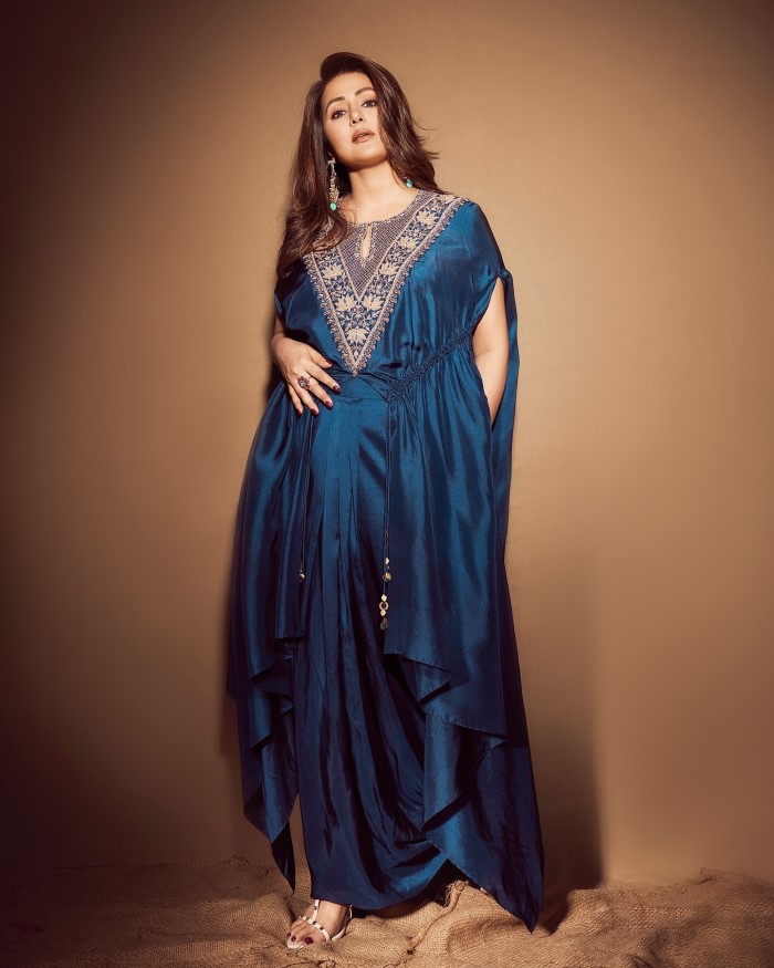 Hina Khan's Stunning Appearance In Embroidered Dress - Filmibeat
