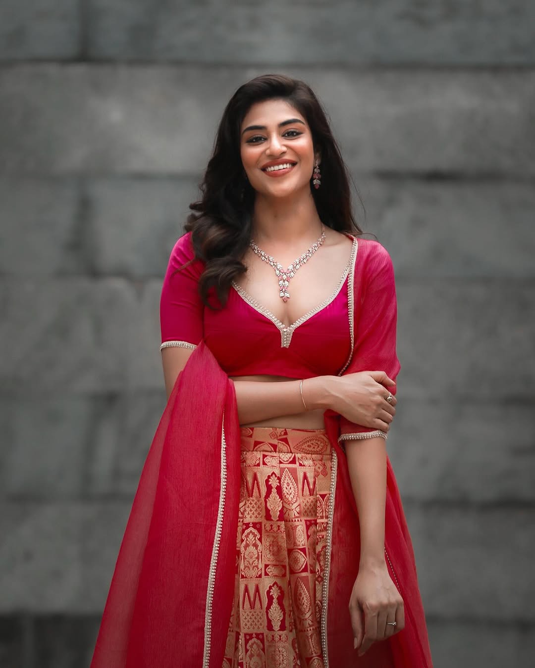 பொங்கலுக்கு புது டிரெஸ்னா இப்படித்தான் எடுக்கணும்.. இந்துஜா ரவிச்சந்திரனின் கிளாமர் ட்ரீட் ...