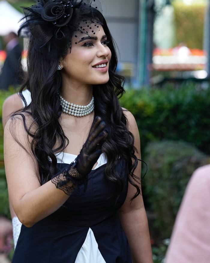 ಬ್ಲ್ಯಾಕ್ ಅಂಡ್ ವೈಟ್ ಕಾಸ್ಟ್ಯೂಮ್‌ನಲ್ಲಿ ಶರ್ಮಿಳಾ ಮಾಂಡ್ರೆ ವಿಂಟೇಜ್ ಲುಕ್ ಹೇಗಿದೆ ...