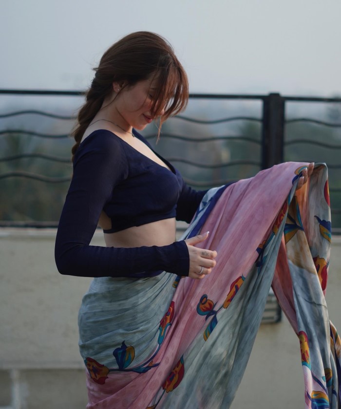 Mahira Sharma Stuns In A Beautiful Saree - Filmibeat