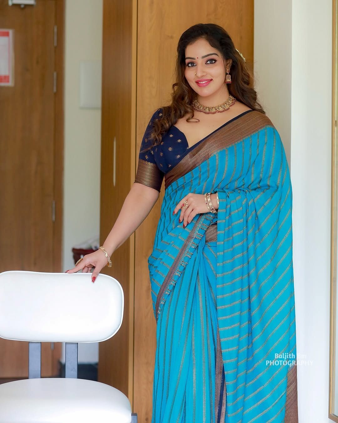 നീല സാരിയും ഹിപ്പ് ചെയിനും, ഹോട്ട് ലുക്കിൽ സൗത്ത് ഇന്ത്യൻ മദ്രാസി ...