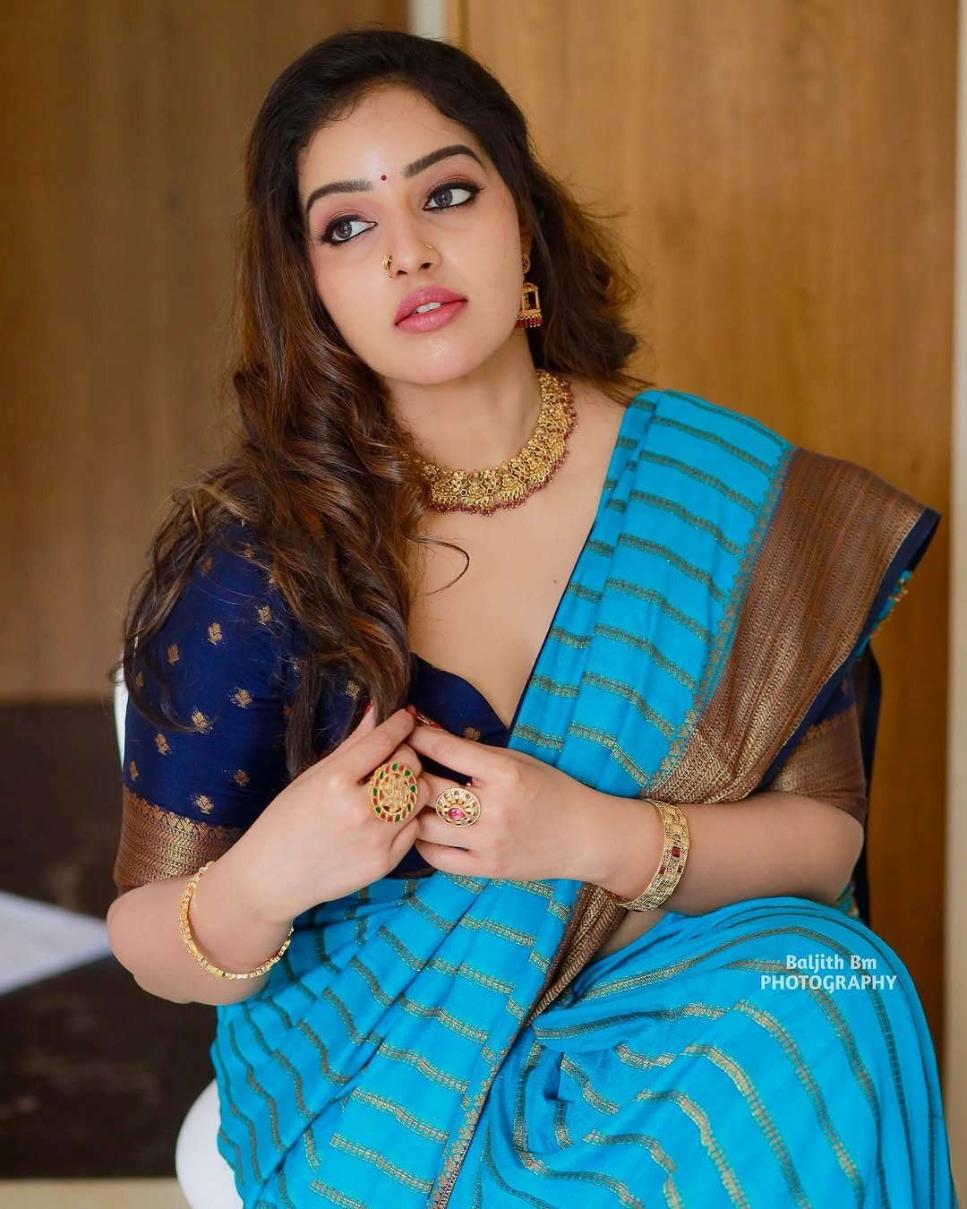 നീല സാരിയും ഹിപ്പ് ചെയിനും, ഹോട്ട് ലുക്കിൽ സൗത്ത് ഇന്ത്യൻ മദ്രാസി ...