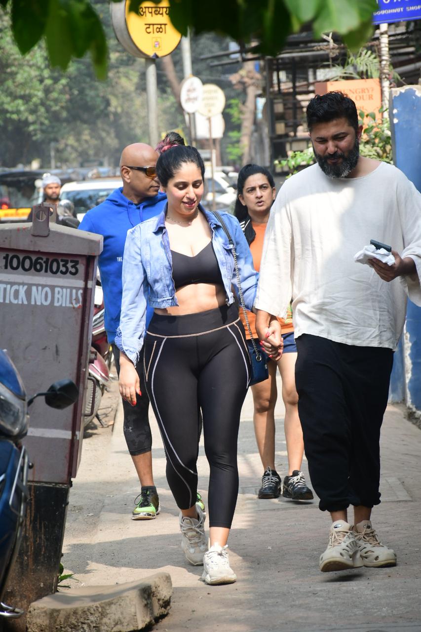Neha Bhasin and Husband Spotted Outside Trendy Bandra Cafe - Filmibeat