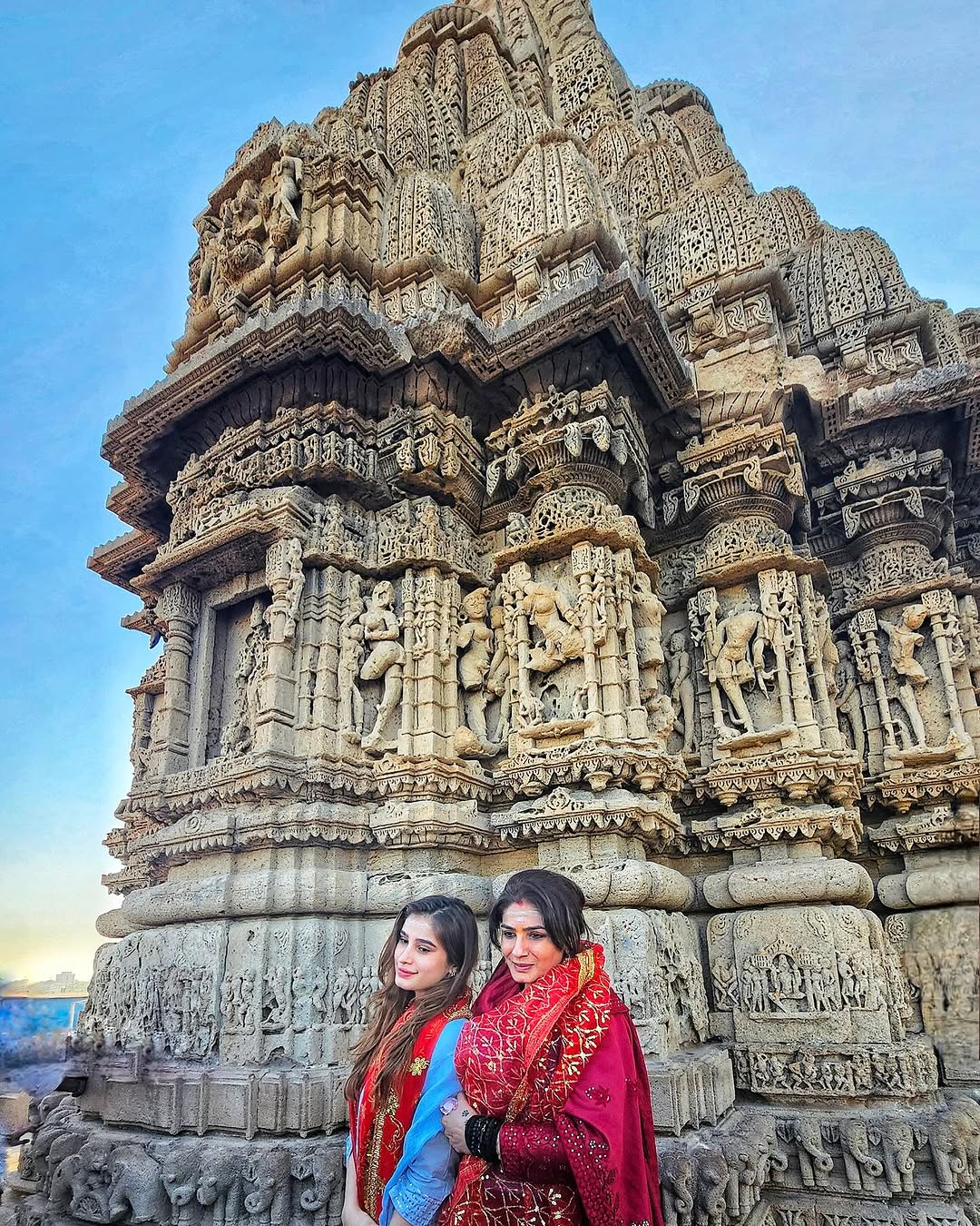 Raveena Tandon and Daughter Rasha Thadani Visit Nageshwar Mahadev and ...