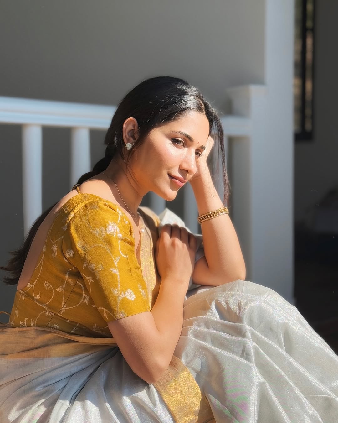 Ruhani Sharma : సూర్యుడికే చెమటలు పట్టిస్తోన్న రుహానీ అందం .. దాచలేక ...