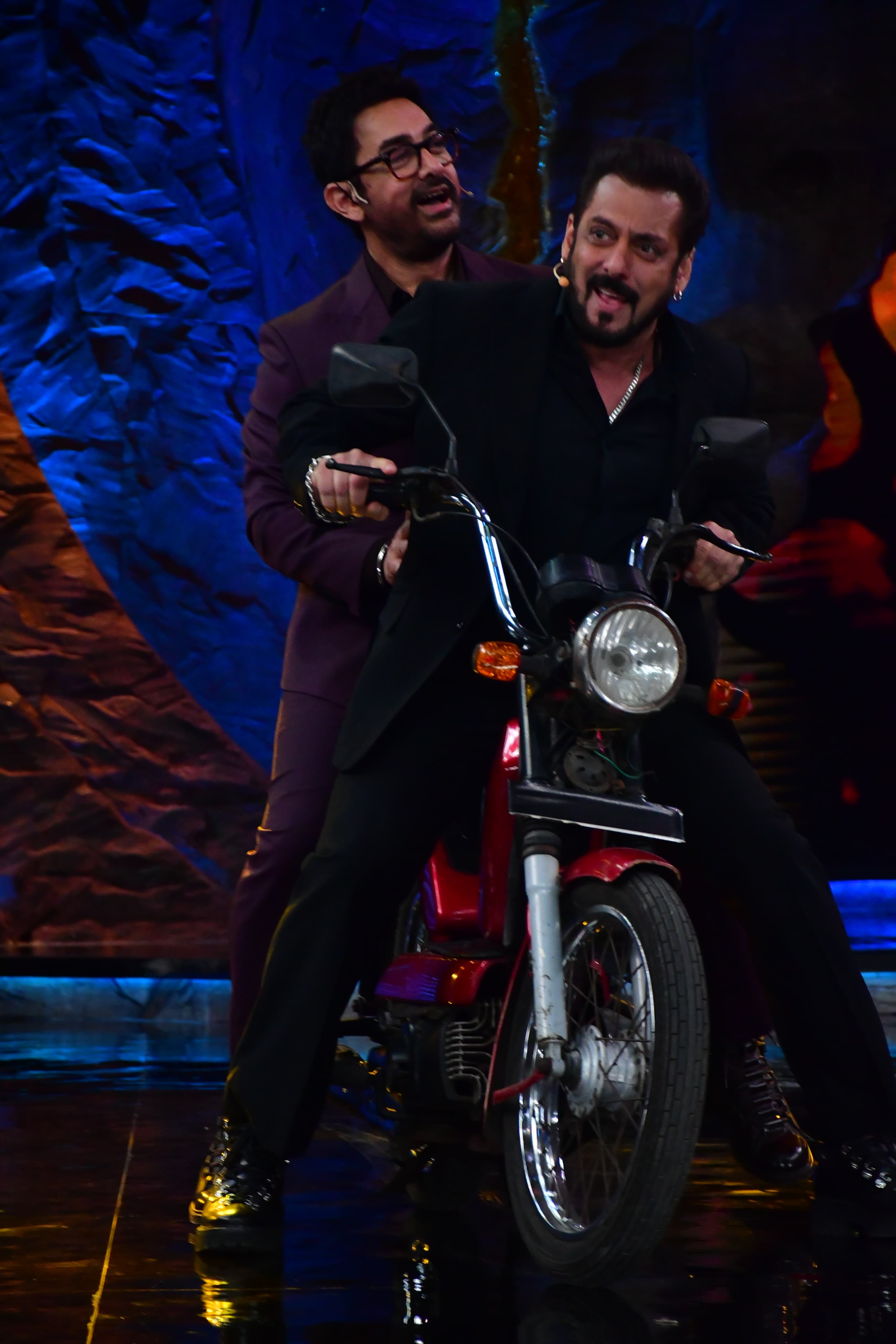 Salman Khan And Aamir Khan Recreate Iconic Andaz Apna Apna Moment On ...