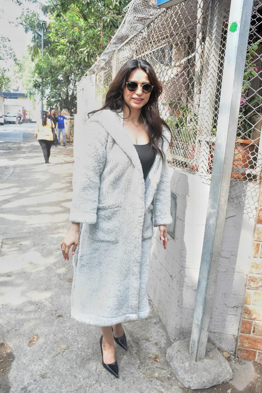 Soundarya Sharma Spotted in Stylish Long Grey Jacket Outside Bandra ...