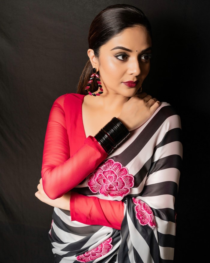 Sreemukhi Flaunts A Stylish Saree With Bold Stripes And Floral ...