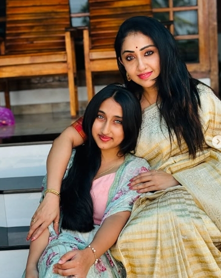 രണ്ട് കുട്ടികളുടെ അമ്മയല്ലേ, ഈ പ്രായത്തിലും ഇങ്ങനെ ബോഡി ഫിറ്റ് ആയിരിക്കുന്നുവെന്ന് ആരാധക ...