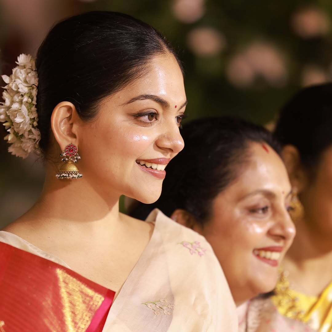 അമ്മയ്‌ക്കൊപ്പം അതിസുന്ദരിയായി അഹാന കൃഷ്ണ; 'അലക്‌സാ പ്ലേ സുന്ദരി കണ്ണാല്‍ ഒരു സേഥി' | Ahaana ...