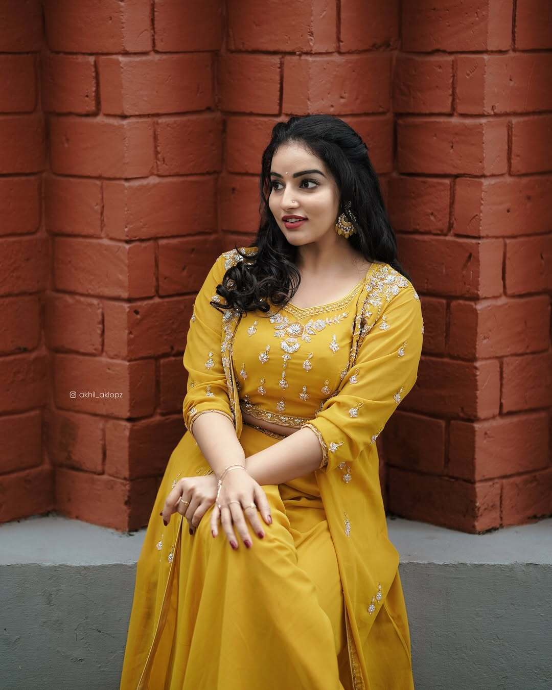 മഞ്ഞയണിഞ്ഞ്, സിമ്പിള്‍ ലുക്കില്‍ മാളവിക; ഇവിടെ എന്തും പോകുമെന്ന് ആരാധകര്‍ | Malavika C Menon ...