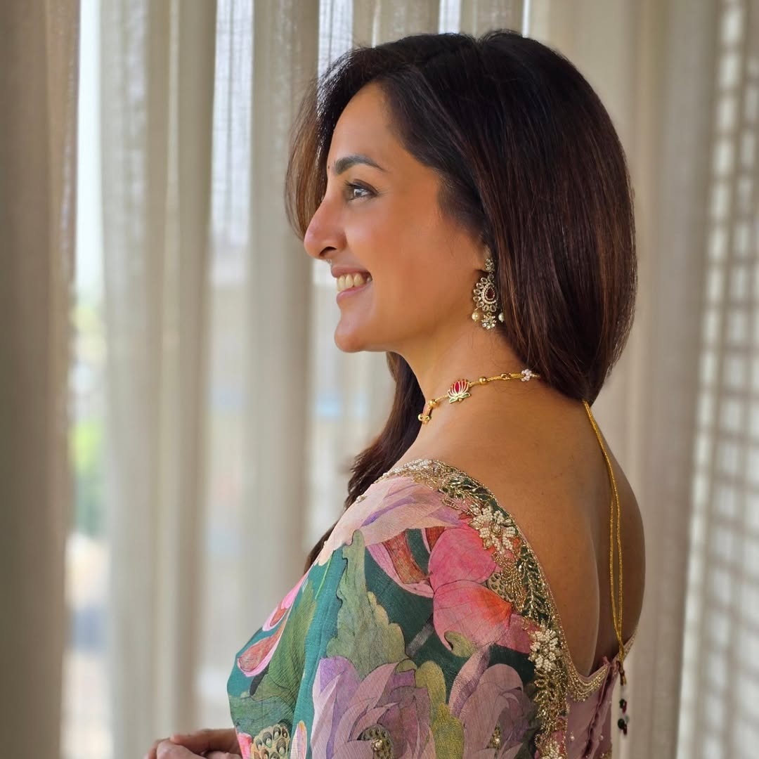 ആരായാലും നോക്കി നിന്ന് പോകും... കടുകും മുളകും കൂടി ഉഴിഞ്ഞിട്ടോളൂ...; നാ ...