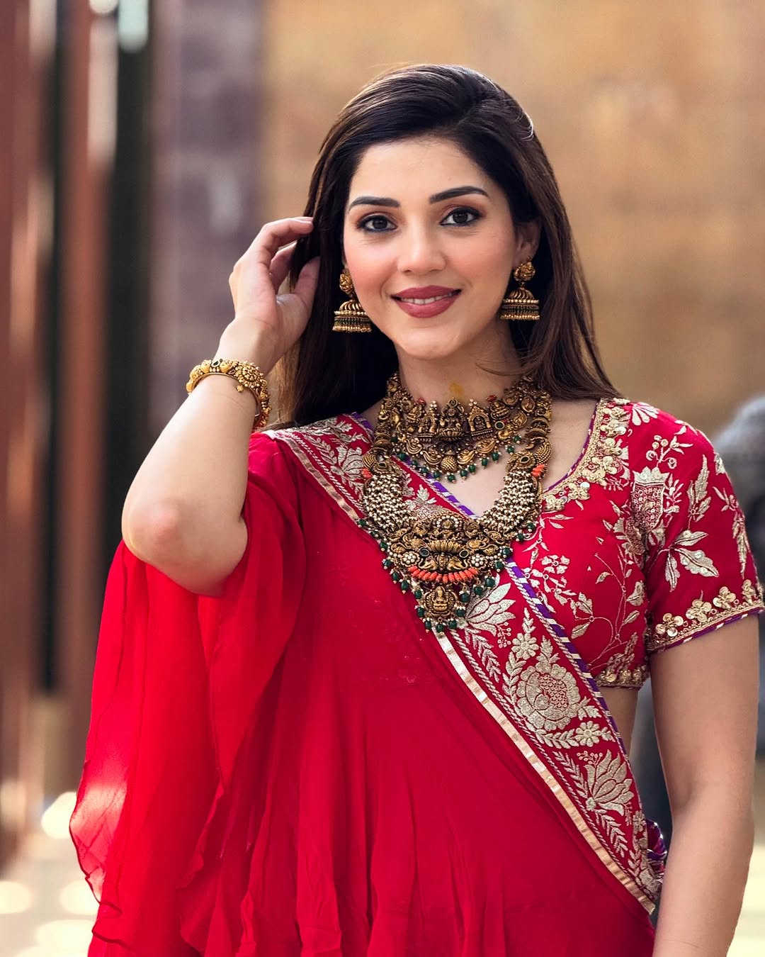 రెడ్ కలర్ డ్రెస్‌లో అందాల విందు .. వయ్యారాలు ఒలకబోస్తున్న మెహ్రీన్ కౌర్ | Actress Mehreen Kaur ...
