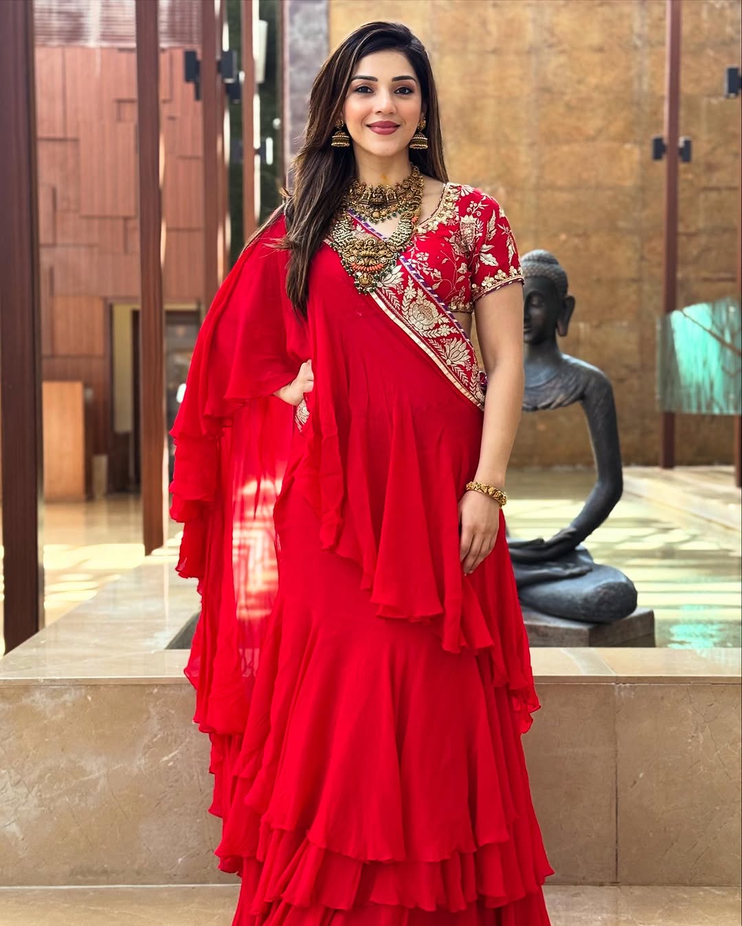 రెడ్ కలర్ డ్రెస్‌లో అందాల విందు .. వయ్యారాలు ఒలకబోస్తున్న మెహ్రీన్ కౌర్ ...