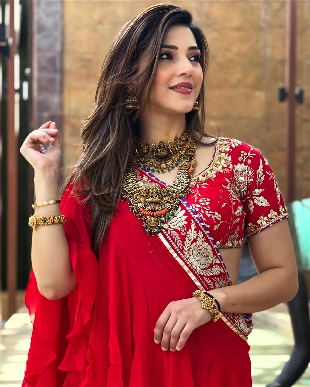 రెడ్ కలర్ డ్రెస్‌లో అందాల విందు .. వయ్యారాలు ఒలకబోస్తున్న మెహ్రీన్ కౌర్ | Actress Mehreen Kaur ...