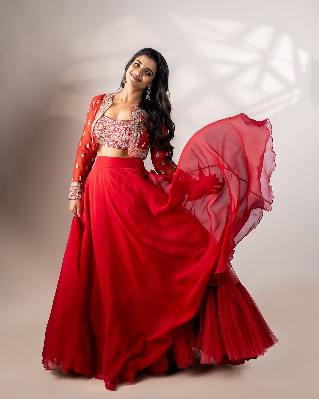 రెడ్ కలర్ లెహంగాలో ఐశ్వర్య అందాలు .. పద్ధతిగా కవ్విస్తోన్న డస్కీ బ్యూటీ ...