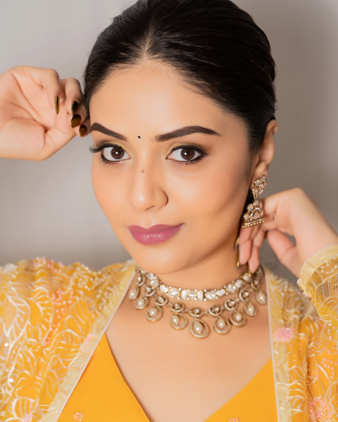 Sreemukhi: మెరిసిపోతున్న బుల్లితెర రాములమ్మ.. అందాలను ఒలకబోస్తున్న ...