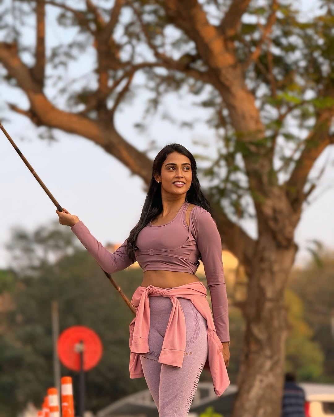 Poornima Ravi: கம்பு சுத்தும் பிக் பாஸ் பூர்ணிமா.. இது ஹோம்லியா இல்ல ...