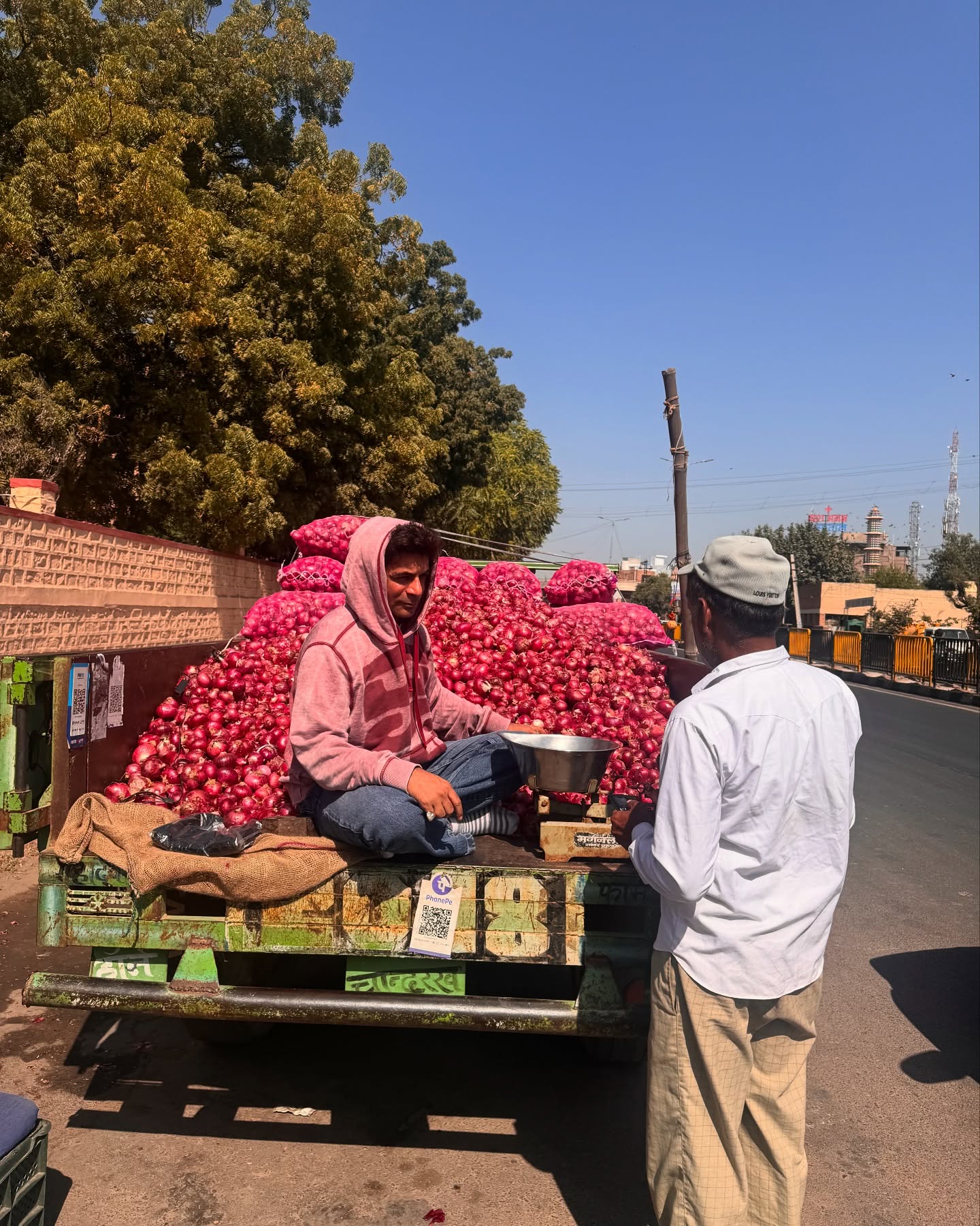 Famous Comedian Sunil Grover Spotted Selling Onions; SEE PHOTOS - Filmibeat