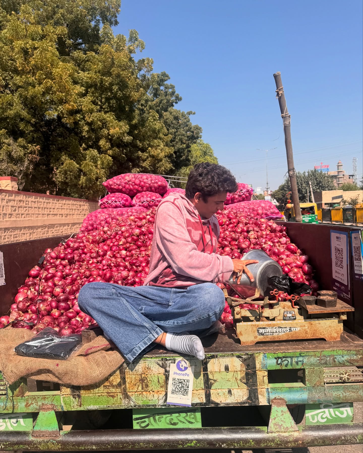 Famous Comedian Sunil Grover Spotted Selling Onions; SEE PHOTOS - Filmibeat