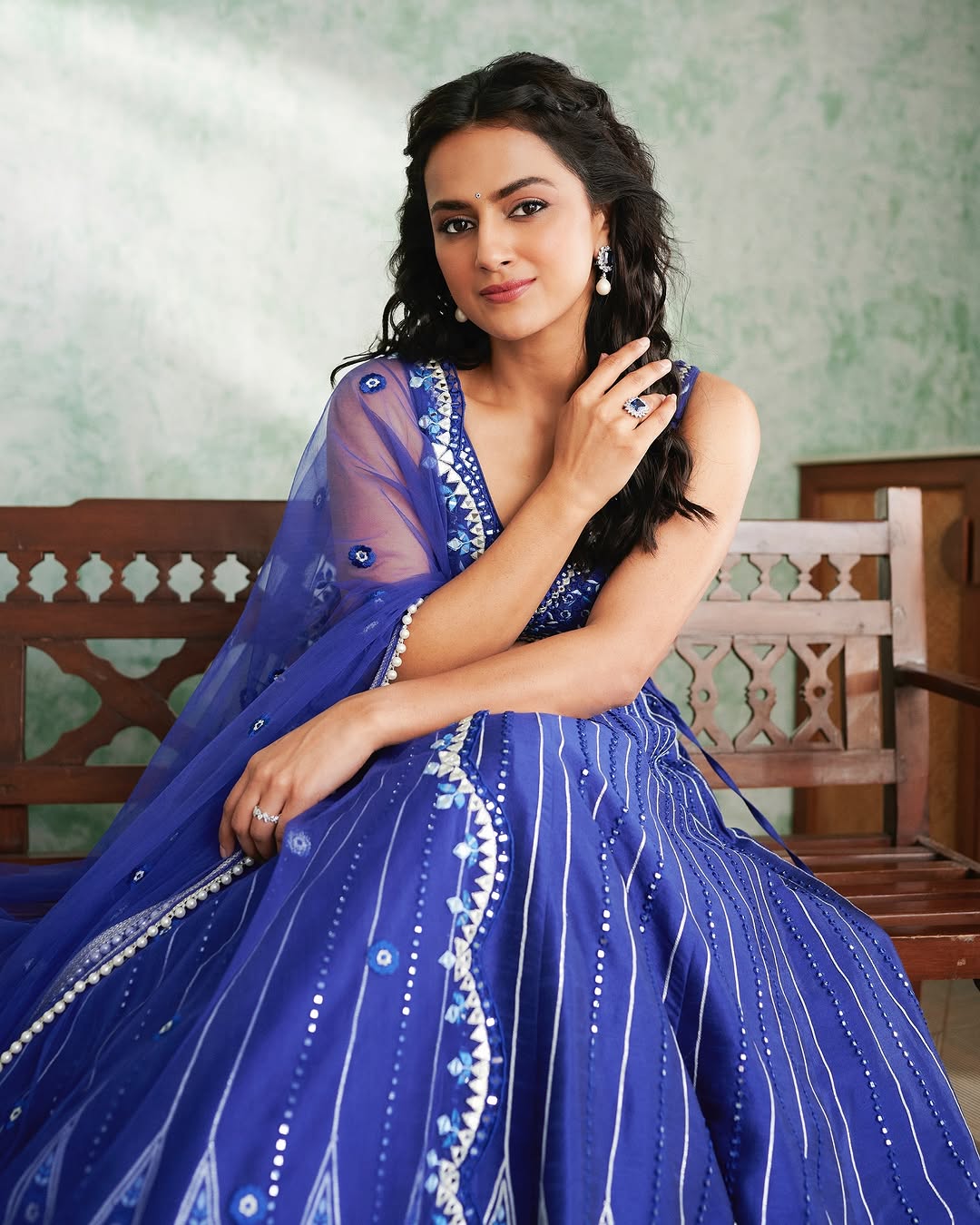 Shraddha Srinath: ஹோம்லியாவும் ரசிகர்களைக் கவரலாம்.. நீல நிறத்தில் ...