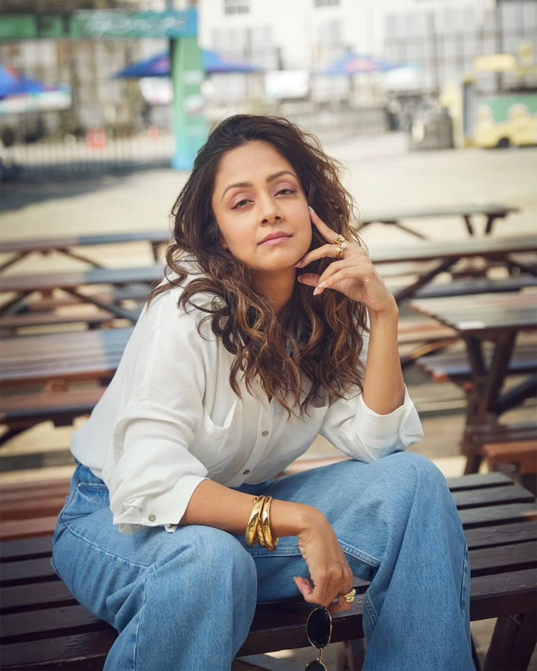 வசியக்காரியா ஜோதிகா.. 46 வயசுலையும் அசத்துறாங்களே.. மும்பை போனதும் கிளாமராகவும் கலக்க ...