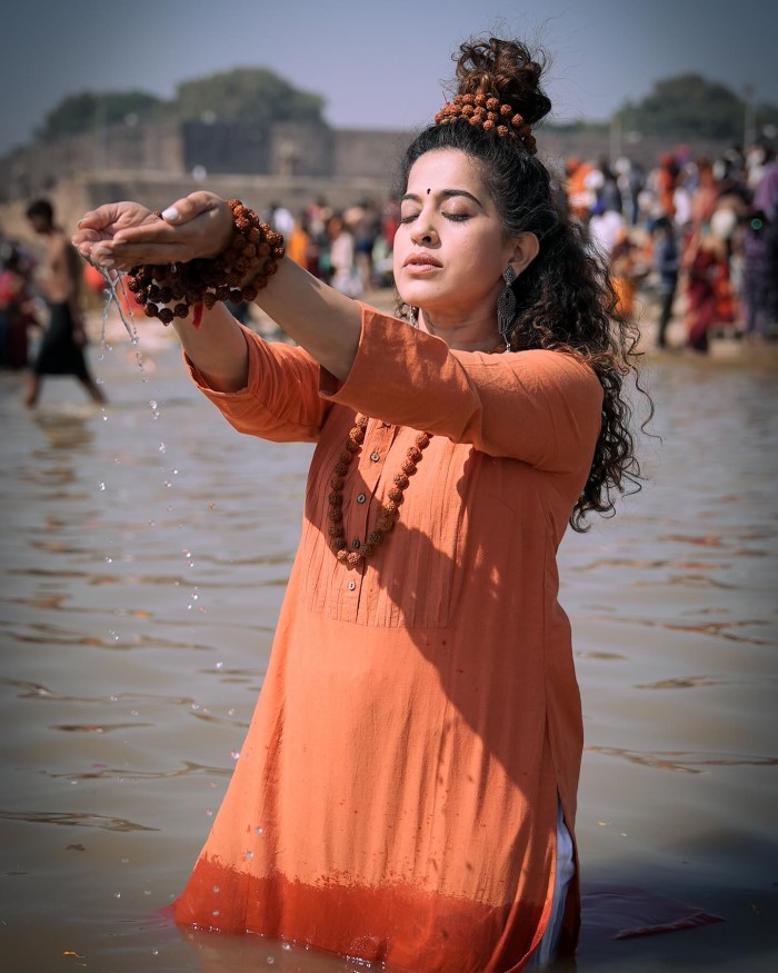 Kamiya Jani Takes A Dip At Triveni Sangam During Kumbh Mela 2025 ...