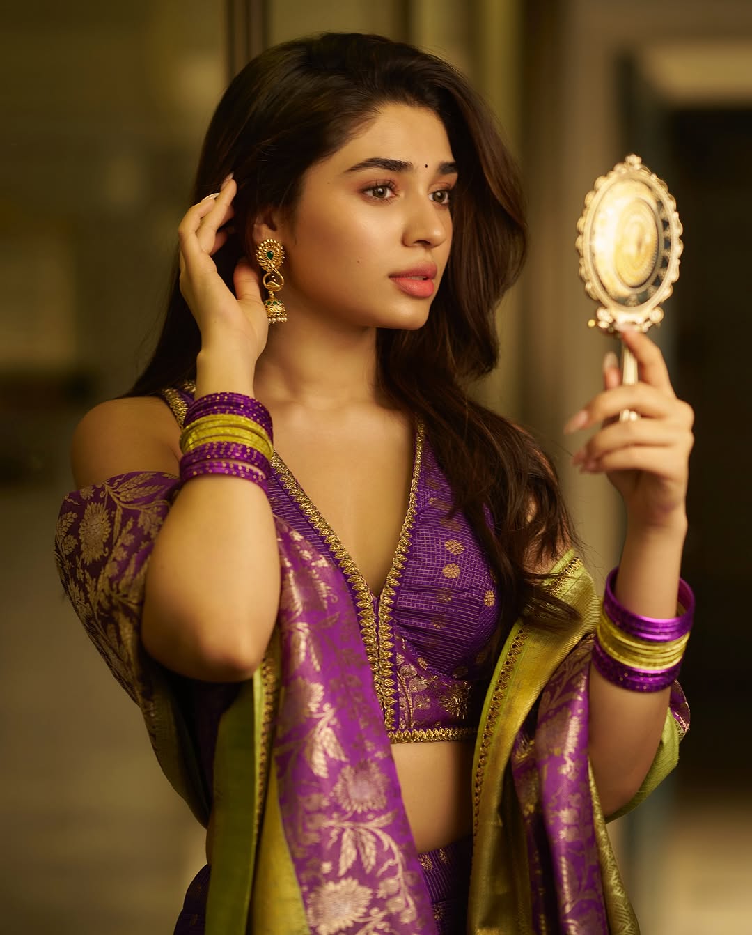 Krithi Shetty: ஓவர் கிளாமர் ஒத்துக்காதாம்.. க்ரித்தி ஷெட்டி பகிர்ந்த புகைப்படங்களைப் பாருங்களேன் ...