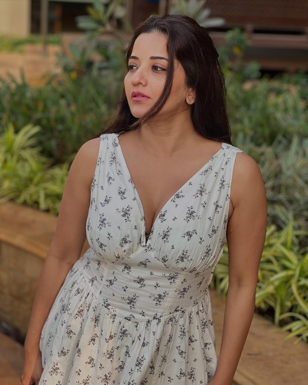 Monalisa’s Elegant Floral Dress Look Enjoys Vacation In Beach - Filmibeat