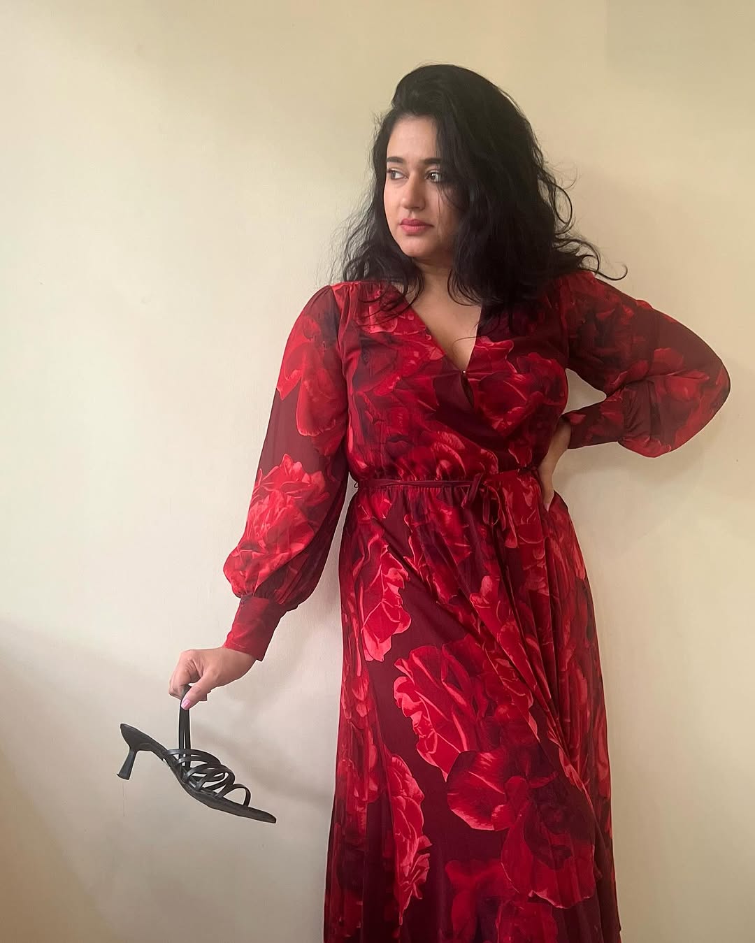 Poonam Bajwa: காதலர் இல்லை.. இந்த வருசமும் சிங்கிள்தான்.. செருப்பைக் ...