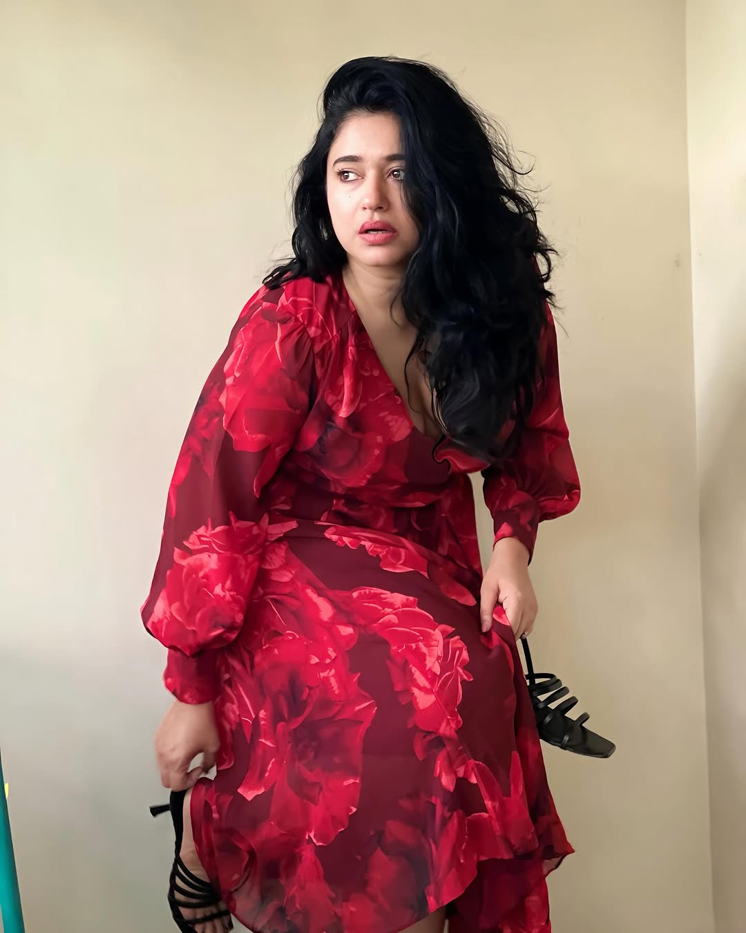 Poonam Bajwa: காதலர் இல்லை.. இந்த வருசமும் சிங்கிள்தான்.. செருப்பைக் ...