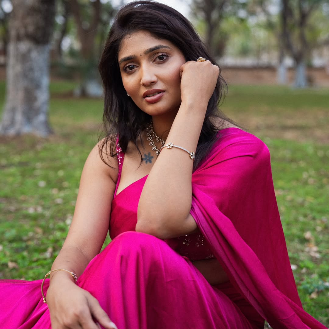 Priya Vadlamani : చంద్రకాంత చీరలో సొగసుల జాతర .. పద్ధతిగా కవ్విస్తోన్న ప్రియా వడ్లమాని | Priya ...